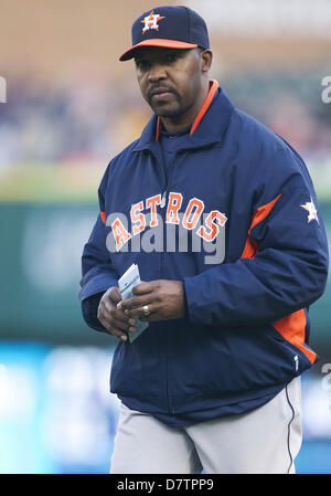 Houston Astros manager Bo Porter, left, takes the ball from Houston ...