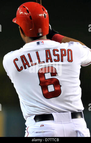 Kansas City Royals' Alberto Callaspo hits a ninth-inning sacrifice fly ...