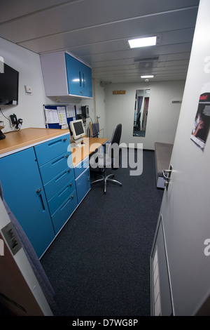 An officers cabin on board a Royal Navy Type 45 destroyer Stock Photo ...