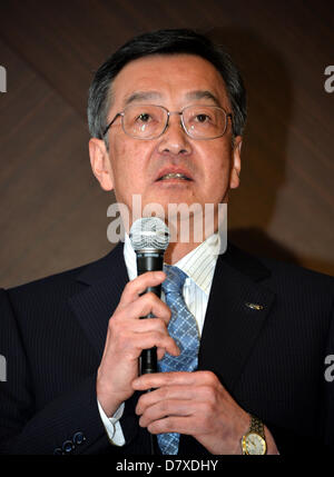 Sharp Corp. President Kozo Takahashi (C) is surrounded by reporters ...