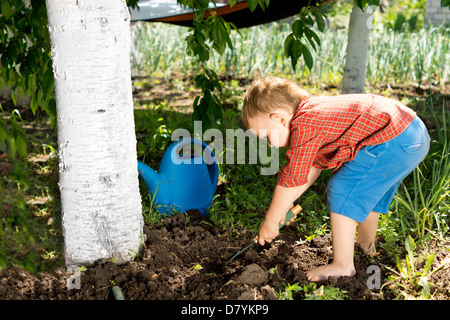 little boy digging a hole Stock Photo - Alamy