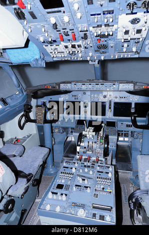 Boeing 737-800 cockpit simulator with Flight Dynamics head-up display ...