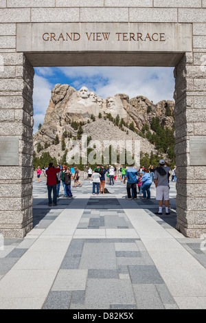 Tourists view Mt. Rushmore from the main viewing deck, Mount Rushmore ...
