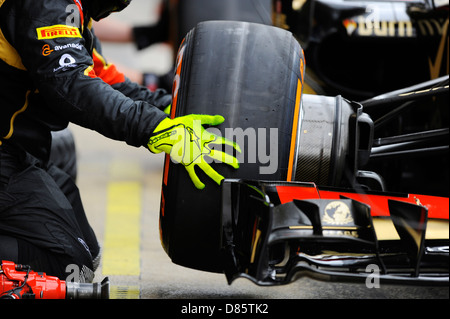Mechanic changes tire during the Spanish Formula One Grand Prix Race ...