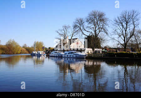 A view of the Ferry Inn by the River Bure on the Norfolk Broads at ...