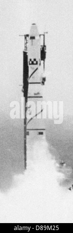 Thor Agena B with Discoverer 17 (Nov. 12, 1960 Stock Photo - Alamy