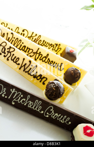 Personolized guest chocolate name plate for the wedding Stock Photo - Alamy