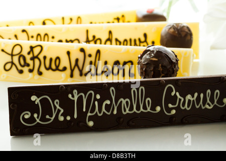 Personolized guest chocolate name plate for the wedding Stock Photo - Alamy