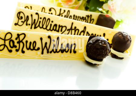 Personolized guest chocolate name plate for the wedding Stock Photo - Alamy
