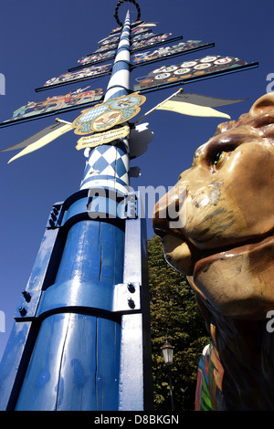 Symbolic Lion of Bavaria and Maypole, Munich Upper Bavaria Germany ...