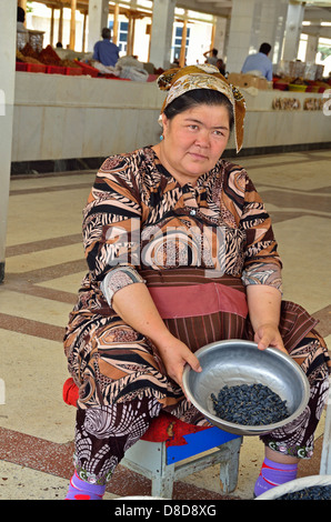 Uzbek woman at Samarkand Siob Bazaar Stock Photo - Alamy