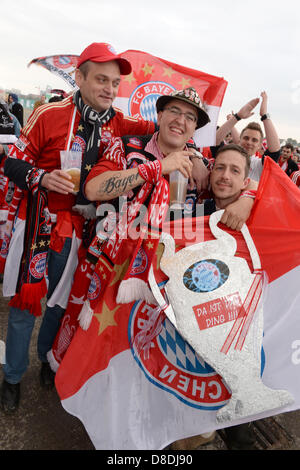 Munich, Germany. 25th May, 2013. Bayern Munich Fans watch the live ...