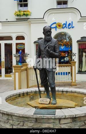 Bronze statue of George Bernard Shaw at the Russell-Cotes Art Gallery ...