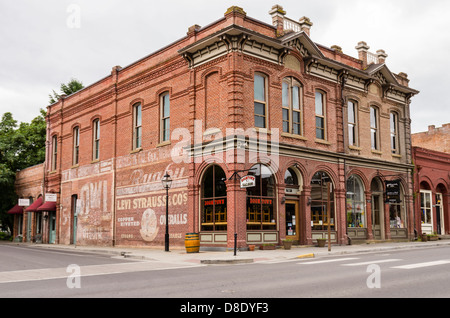 Jacksonville, Oregon, USA. Boomtown Saloon and Willowcreek Gifts in ...