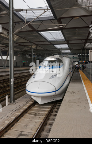 High Speed Train CRH2 modelled after the Japanese shinkansen in China ...