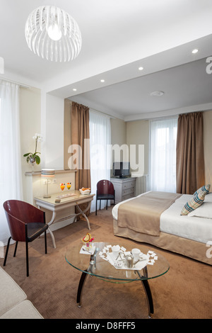 Double bed in hotel room. Accommodation Stock Photo - Alamy