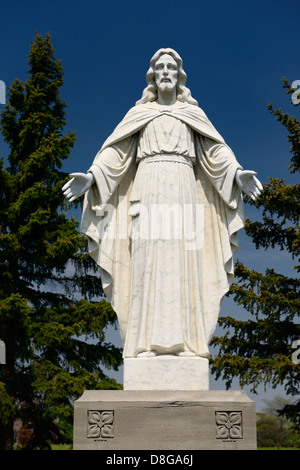 Statue of Jesus Christ in cemetery Stock Photo - Alamy