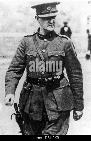MICHAEL COLLINS (1890-1922) Irish revolutionary leader at funeral of ...