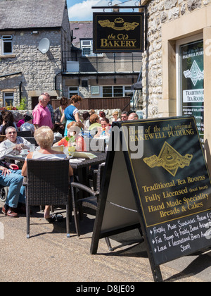 Bakewell High Street with shops and tourists, Derbyshire, England Stock ...