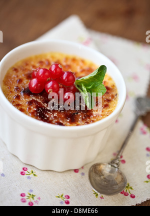 Creme brulee (cream brulee, burnt cream Stock Photo - Alamy