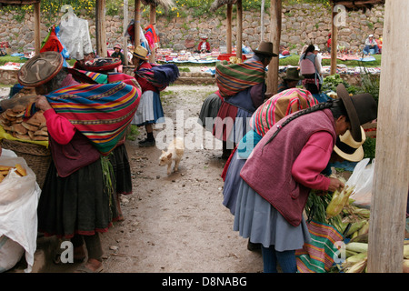 Quechua women in Chinchero, typical Andean village near Cuzco, Peru ...