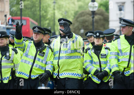 Metropolitan Police TSG officers form a cordon to keep BNP and UAF ...