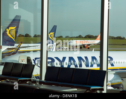 Easyjet and Ryanair planes at Stansted Airport Stock Photo - Alamy