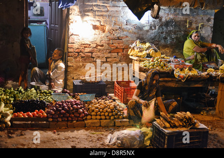 Night street scene in Delhi, India Stock Photo - Alamy