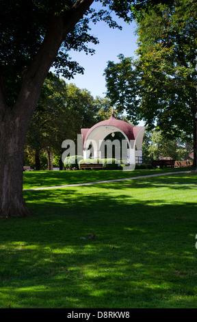Park benches in a public park in Niagara Falls, Ontario, Canada Stock ...