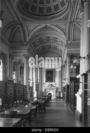 This photograph shows the Main Reading Room of the Great Library at ...