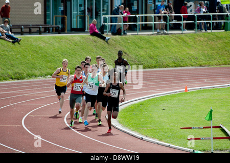 Athletics, teenage boys middle-distance race Stock Photo - Alamy