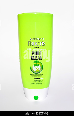Green plastic bottle of Garnier Fructis fortifying hair conditioner UK ...