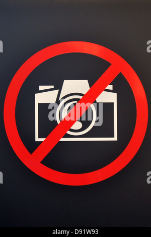 Sign, taking pictures not allowed, no cameras Stock Photo - Alamy