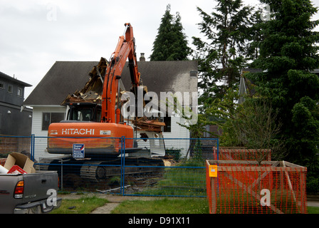 Hitachi Zaxix 200 LC excavator operator using hydraulic arm clamshell ...
