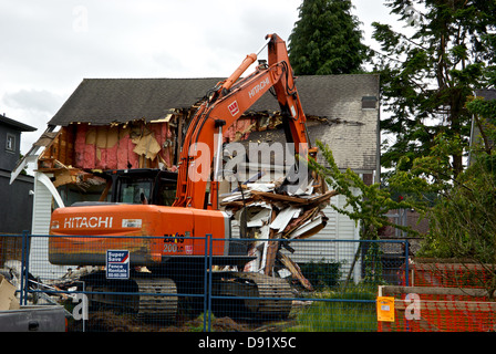 Hitachi Zaxix 200 LC excavator operator using hydraulic arm clamshell ...