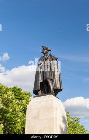 General Wolfe Statue In Greenwich Park At Night With Canary Wharf In ...