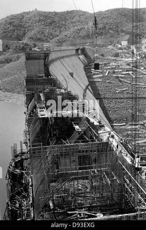 A photograph showing the construction of the Shasta Dam in California ...