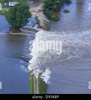 Fischbeck, Germany. 10th June, 2013. Cars stand in the flooded village ...