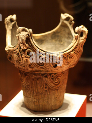Jomon crown pot. The protrusions on the rim of this crown pot may have ...