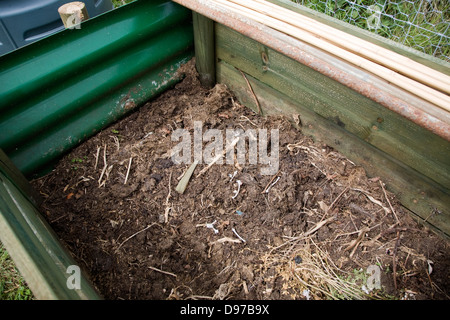 Compost bin in the garden. Composting pile of rotting kitchen fruits ...