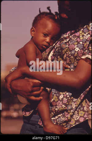 A SOUTH SIDE CHICAGO GHETTO MOTHER AND CHILD WHO LIVE IN NEARBY LOW ...