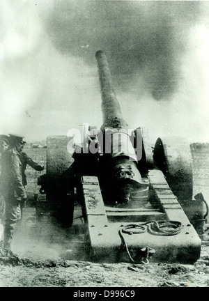 WW1 - British artillery soldiers firing a Heavy Howitzer, a Western ...