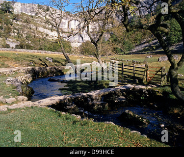Stone clapper bridge at Malham Cove North Yorkshire Stock Photo - Alamy