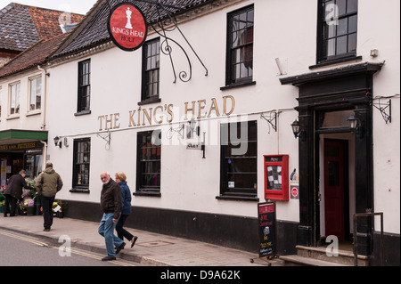 People outside The Kings Head public House or pub, Westmoreland Street ...