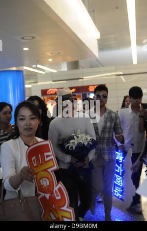Huang Xiaoming was surrounded by fans when he arrived at the aiport in ...