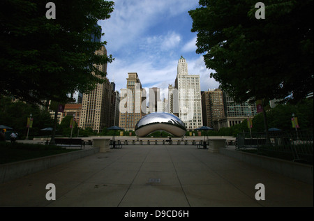 The iconic Cloud Gate "Chicago Bean", at AT&T plaza, Millennium Park ...