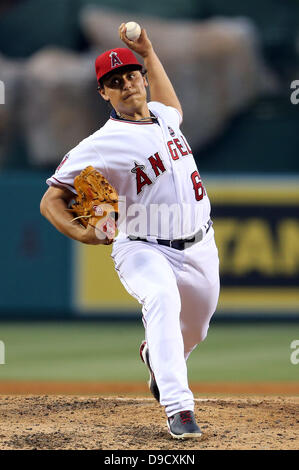Seattle Mariners pitcher Jason Vargas (38) looks towards outfield as ...