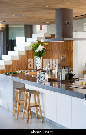 Studio apartment with contemporary kitchen Stock Photo - Alamy