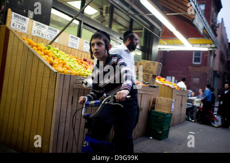 Hasidic jews in Williamsburg. Brooklyn. New York Stock Photo - Alamy