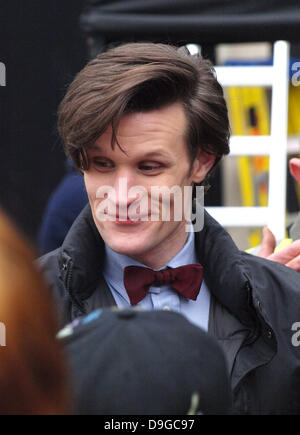 Matt Smith signs autographs for fans as he takes a break from filming ...